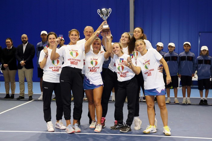 Deborah Battisti festeggia lo scudetto con la Canottieri Casale